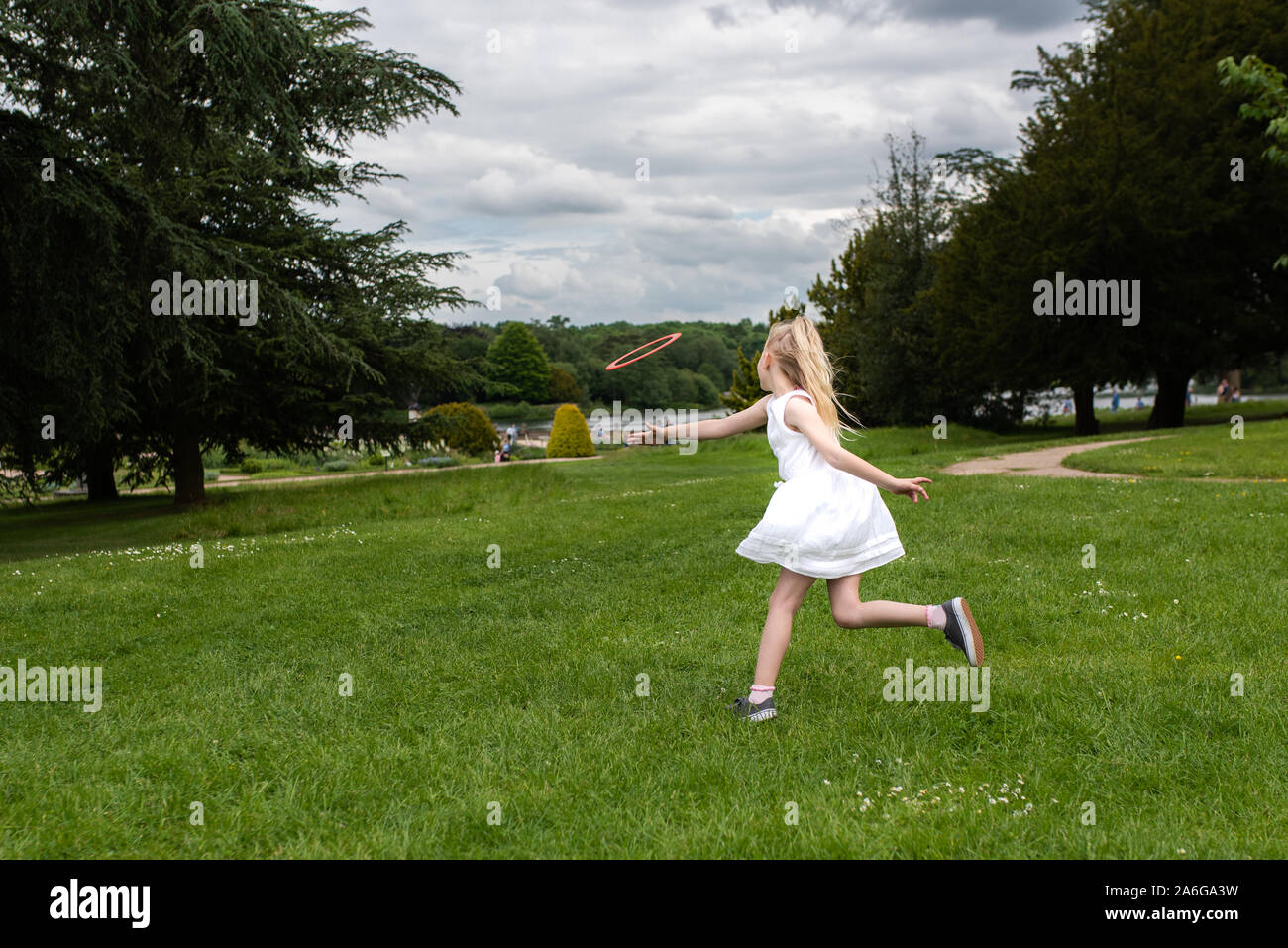 Girl with frisbee hi-res stock photography and images - Alamy