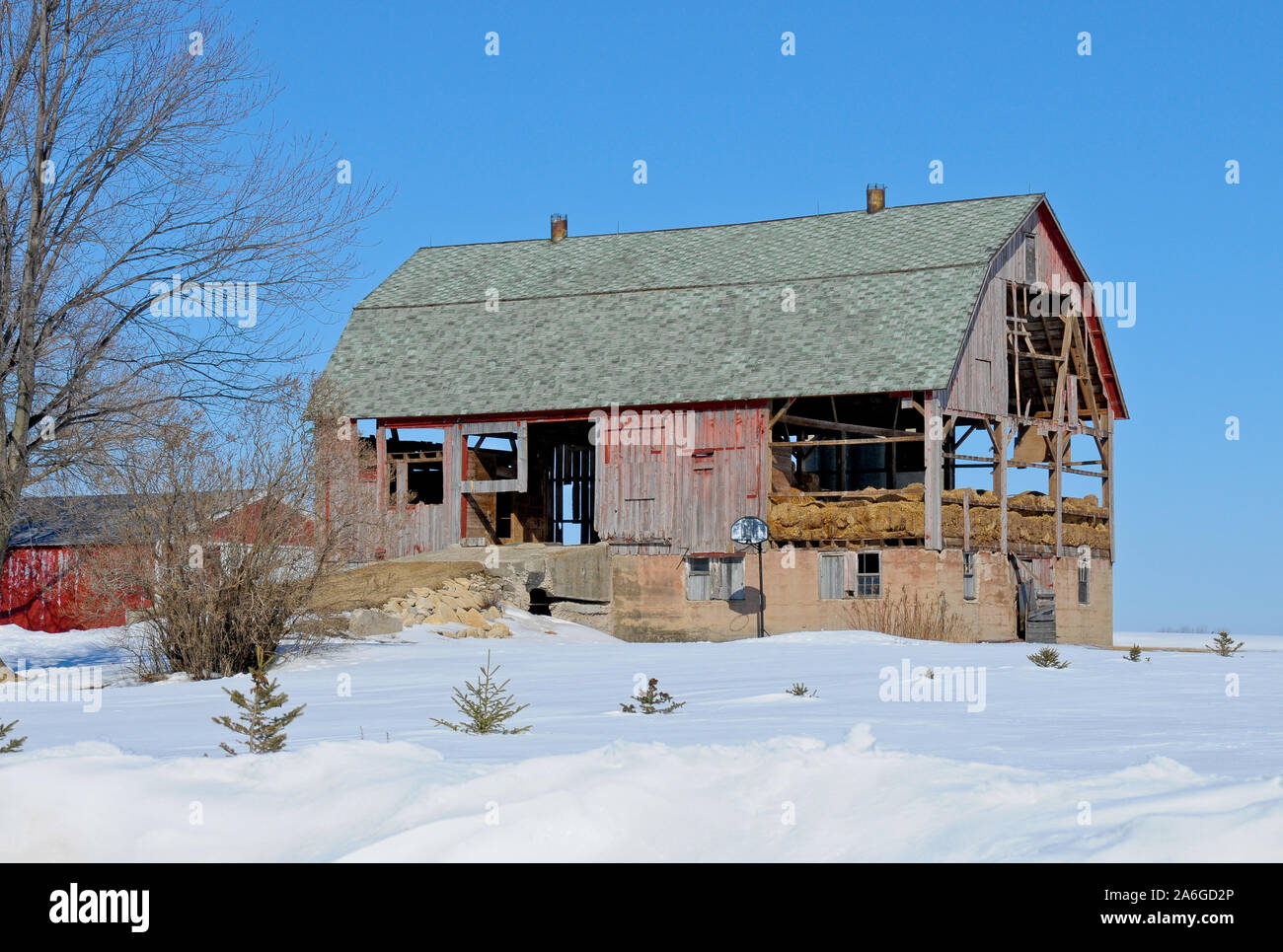 Falling down decrepit hi-res stock photography and images - Alamy