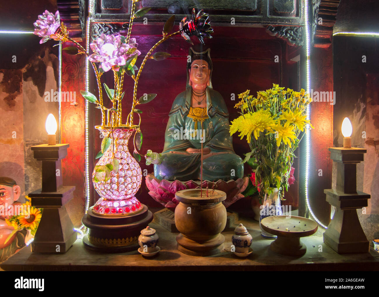 Chinese altar hi-res stock photography and images - Alamy