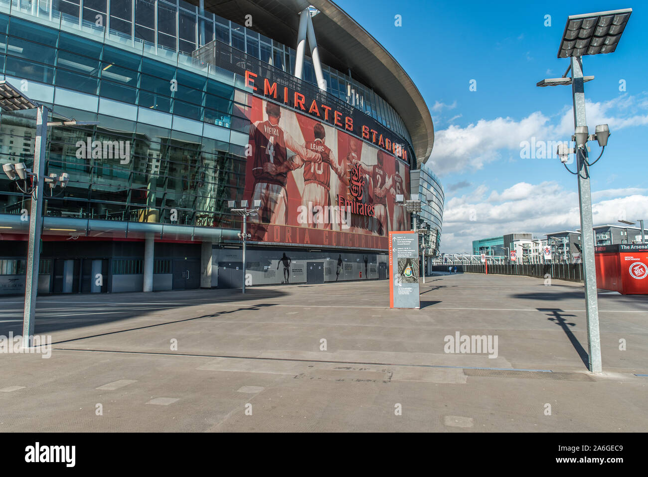 Arsenal fc logo emirates stadium hi-res stock photography and images ...
