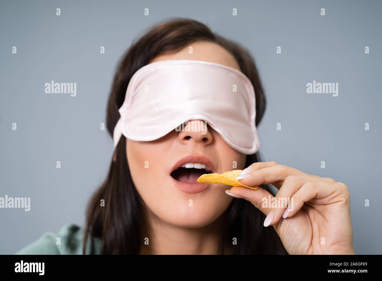 Blindfold taste hi-res stock photography and images - Alamy