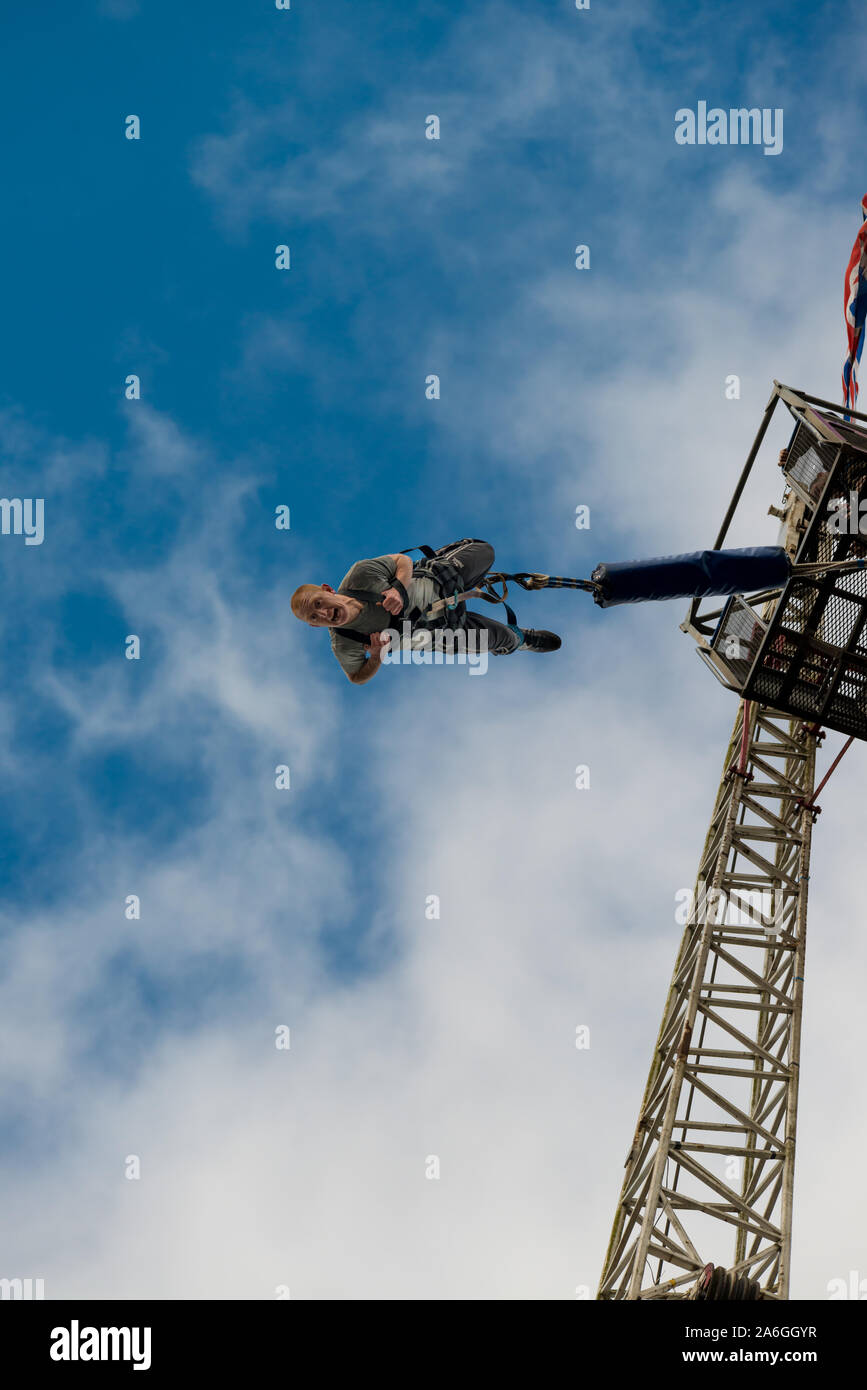 Bungee jumping cliff top hi-res stock photography and images - Alamy