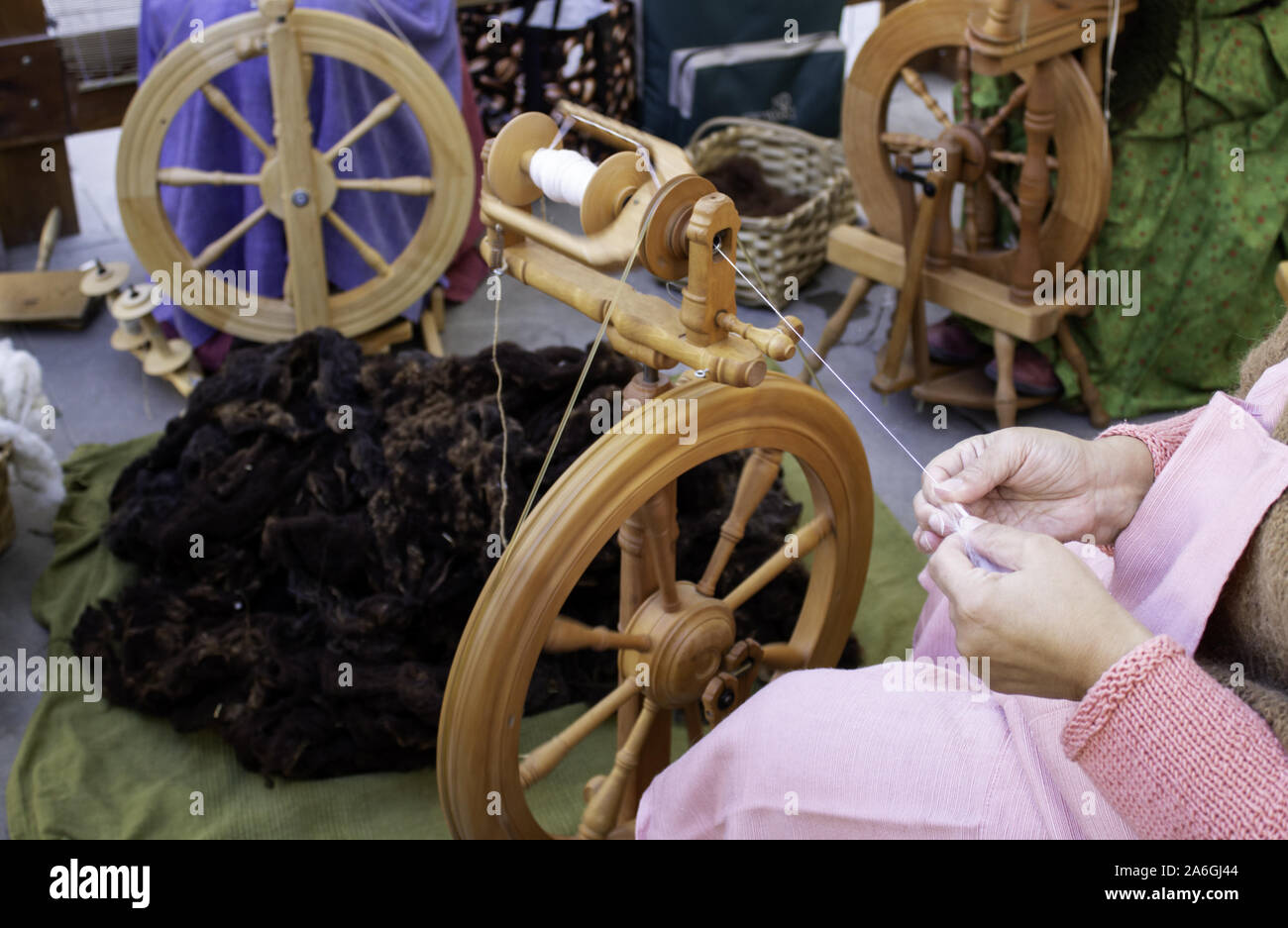 Retro sewing machine wheel spin hi-res stock photography and images - Alamy