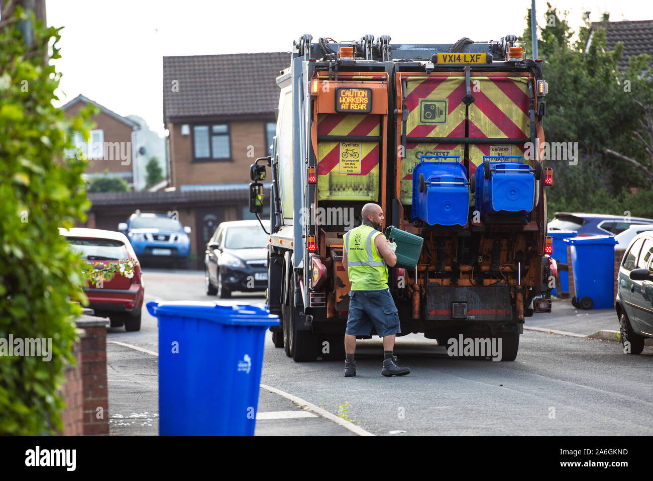 Work rubbish bin men hi-res stock photography and images - Alamy