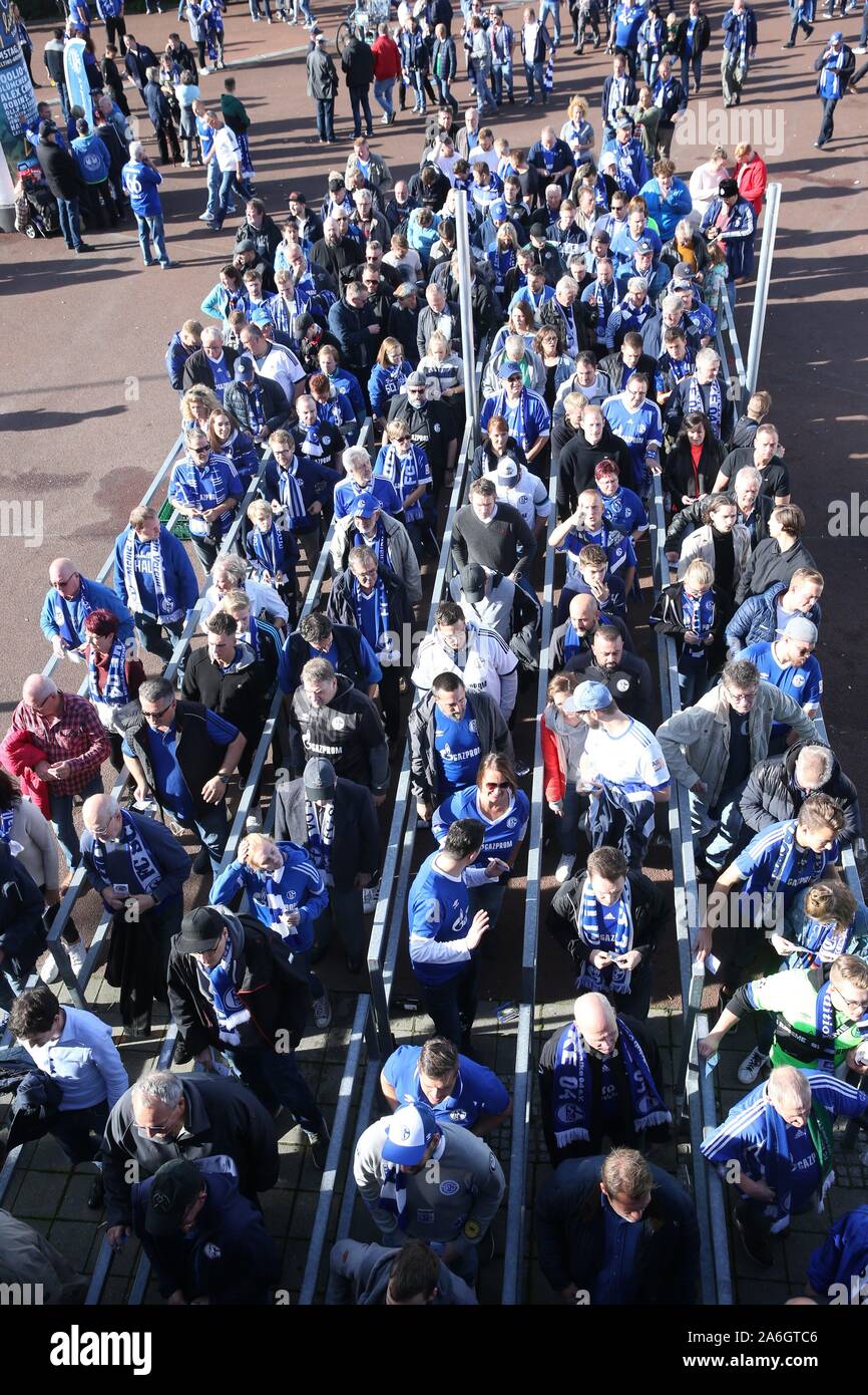 Cashier queue hi-res stock photography and images - Alamy