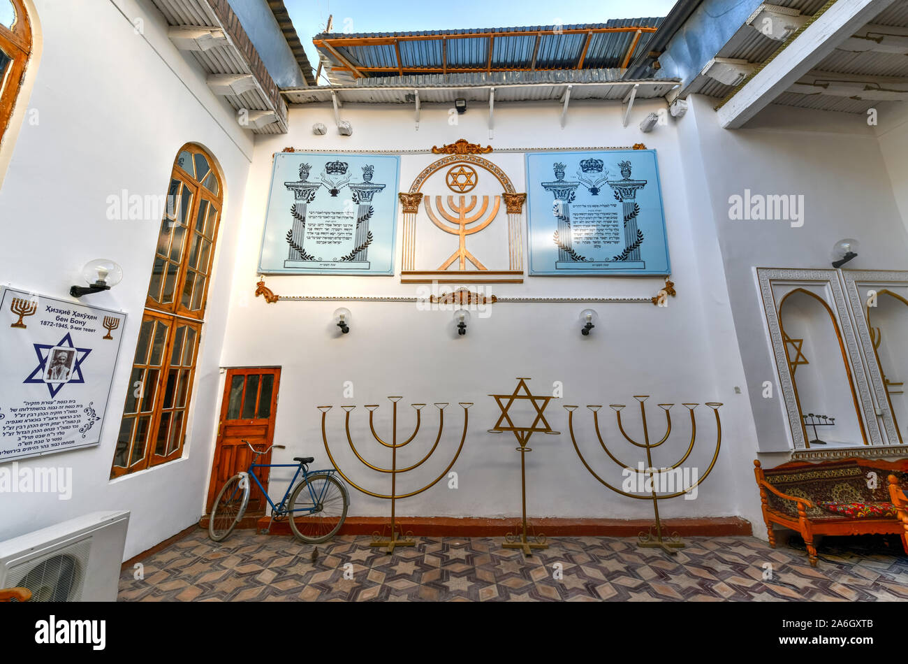 Bema synagogue hi-res stock photography and images - Alamy