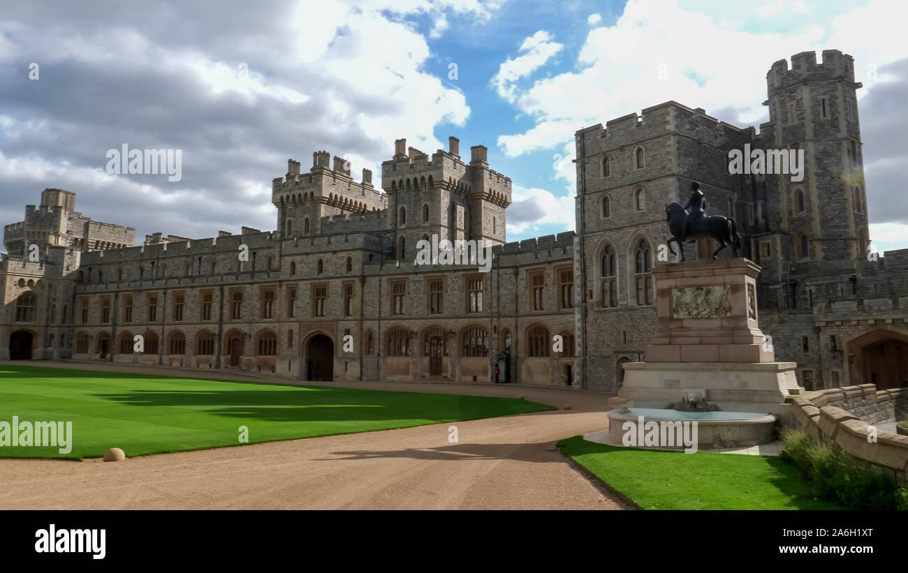 Windsor castle england quadrangle hi-res stock photography and images ...
