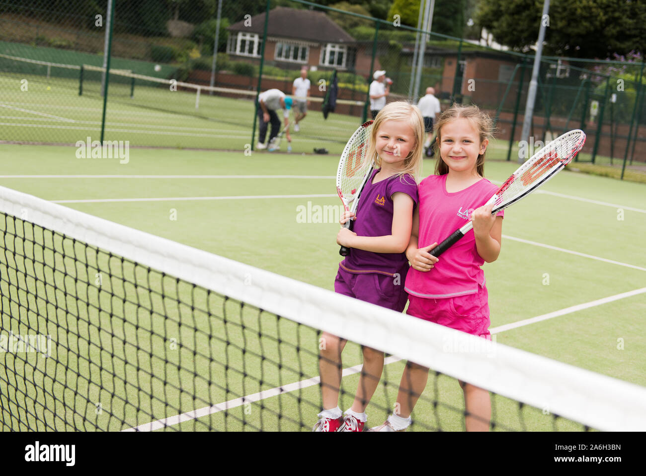 Girls playing tennis hi-res stock photography and images - Alamy