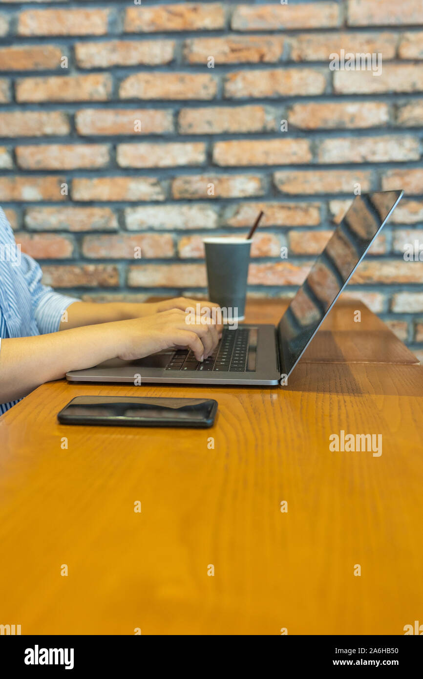 Woman typing computer sideview hi-res stock photography and images - Alamy