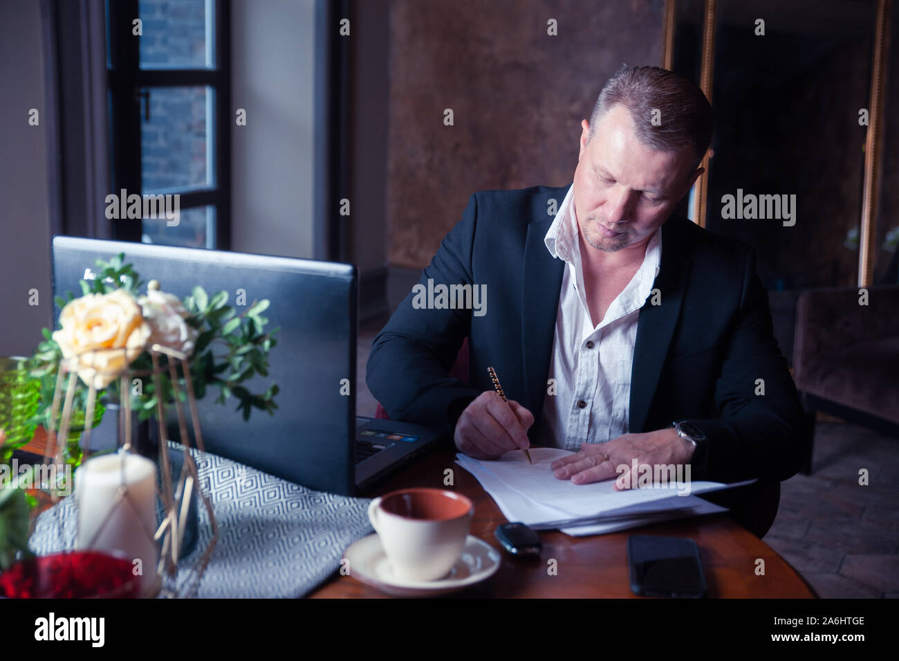 Man signs document form hi-res stock photography and images - Alamy