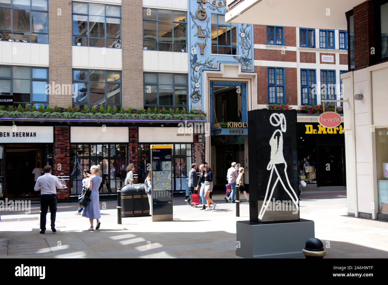 Julian opie sculpture shaida walking hi-res stock photography and ...