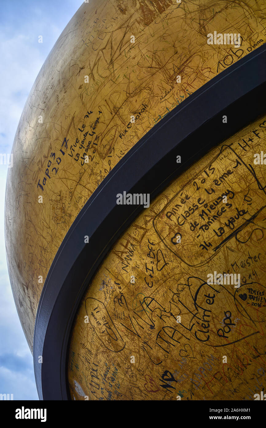 Sphaera close up, a golden sphere sculpture by Stephan Balkenhol on ...