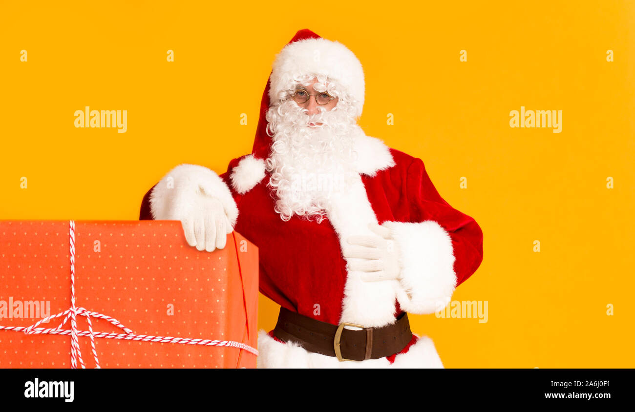 Hand delivering gift hi-res stock photography and images - Alamy