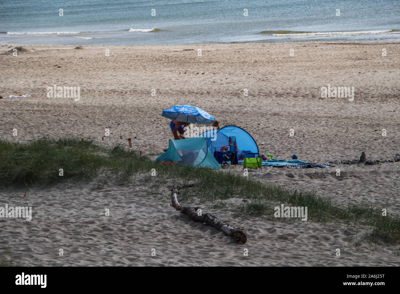 People sunbathing, swimming in the North Sea and relaxing on Saturday ...