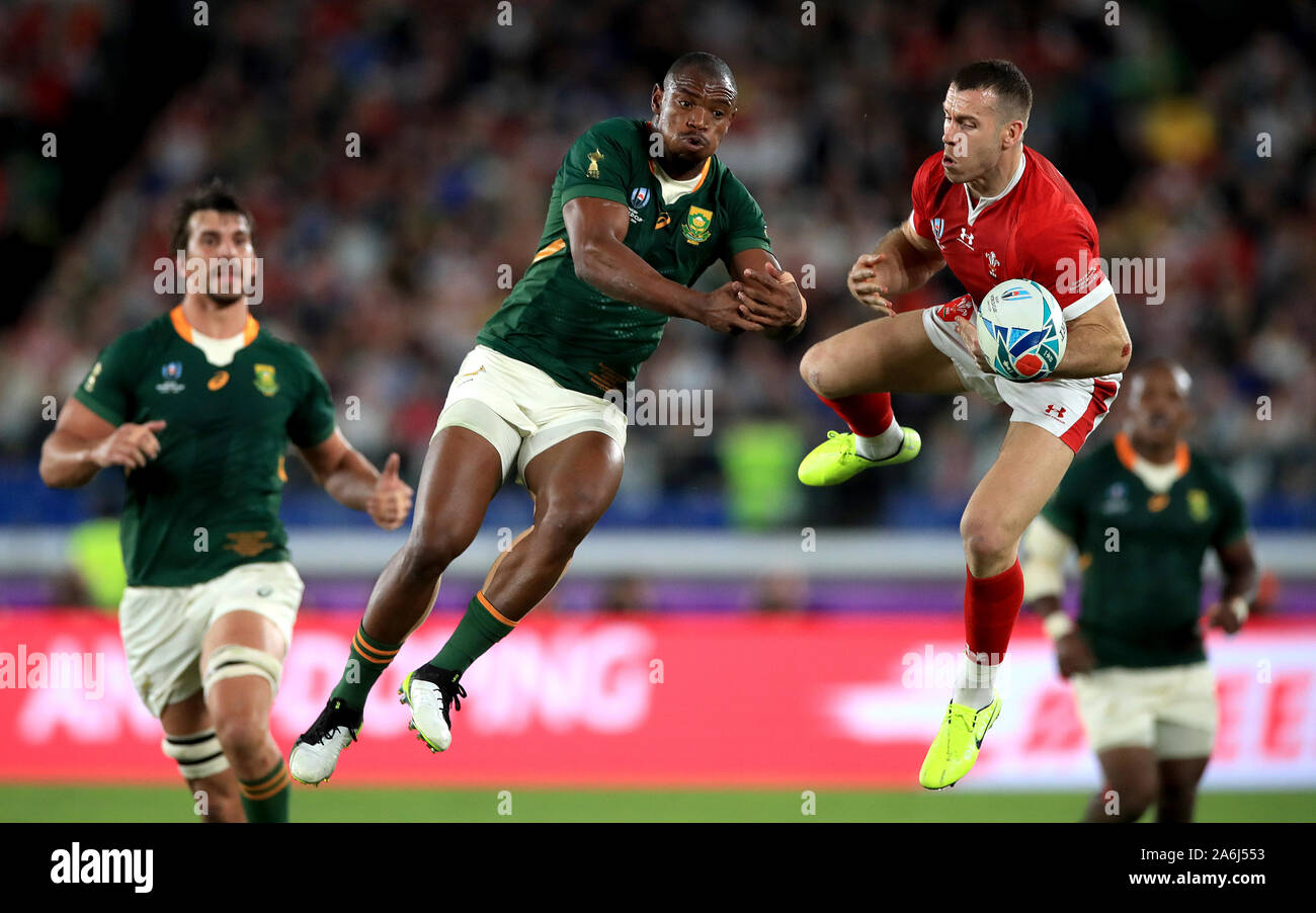 South Africa's Makazole Mapimpi (left) and Wales' Gareth Davies (right ...
