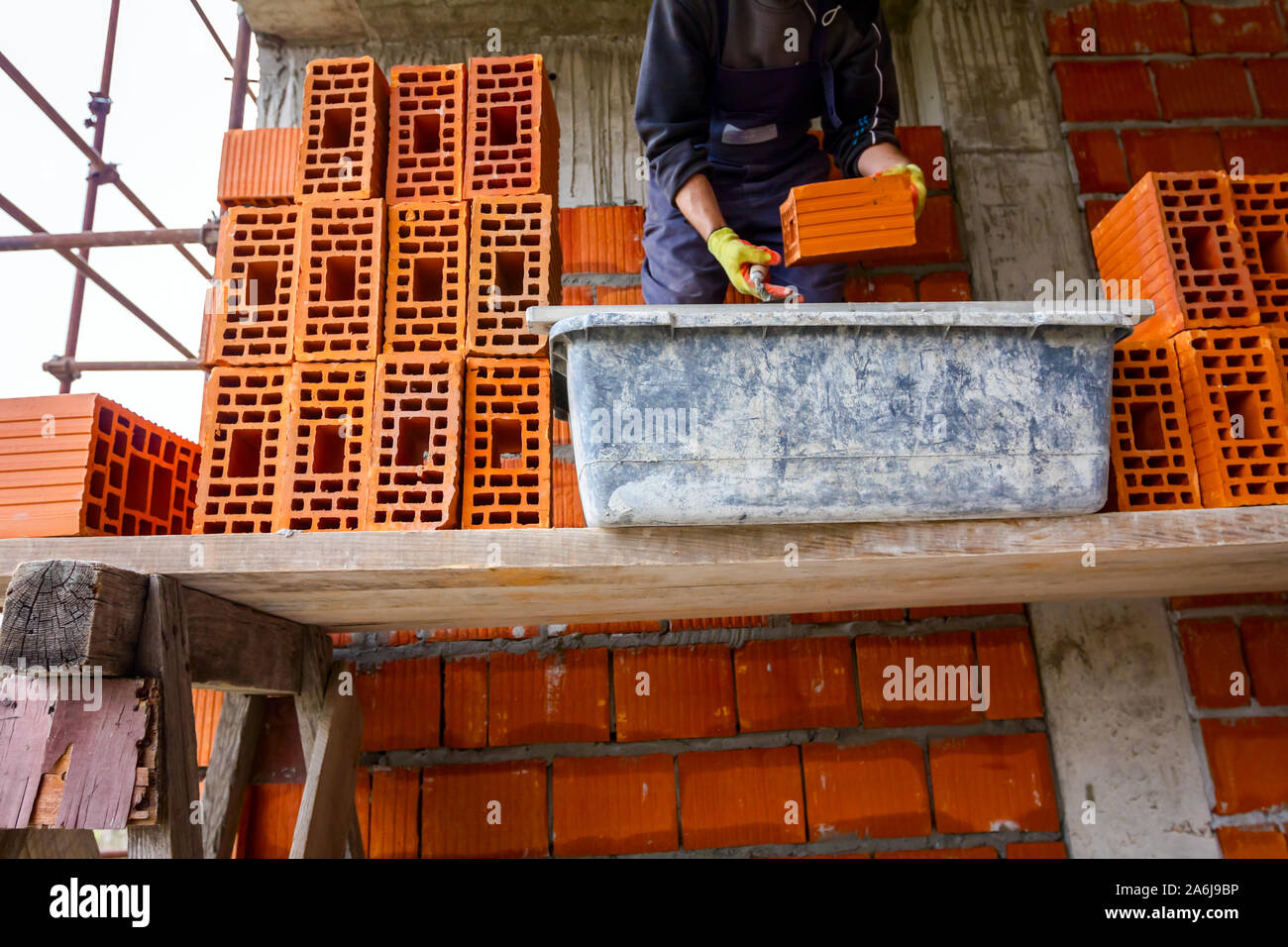 Mason bricklayer hi-res stock photography and images - Alamy