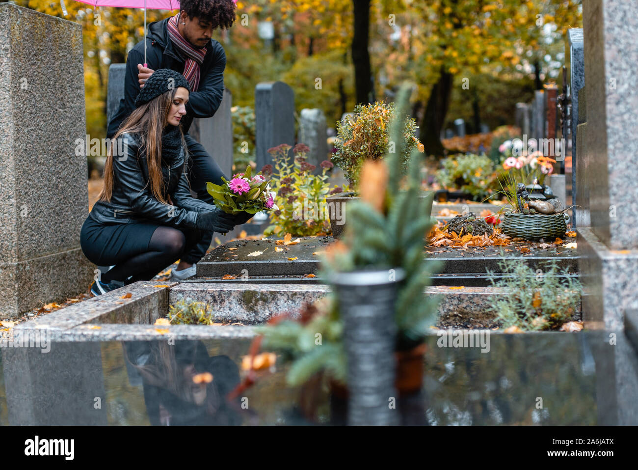 Couple in cemetery hi-res stock photography and images - Alamy