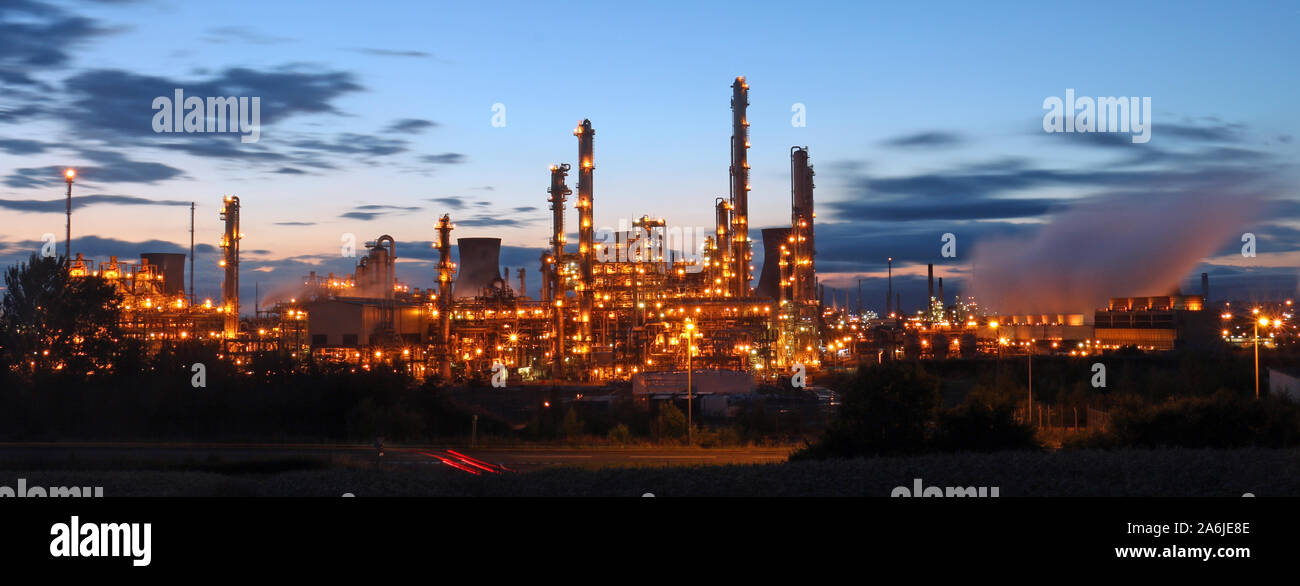 Grangemouth Petrochemical complex at night Stock Photo - Alamy