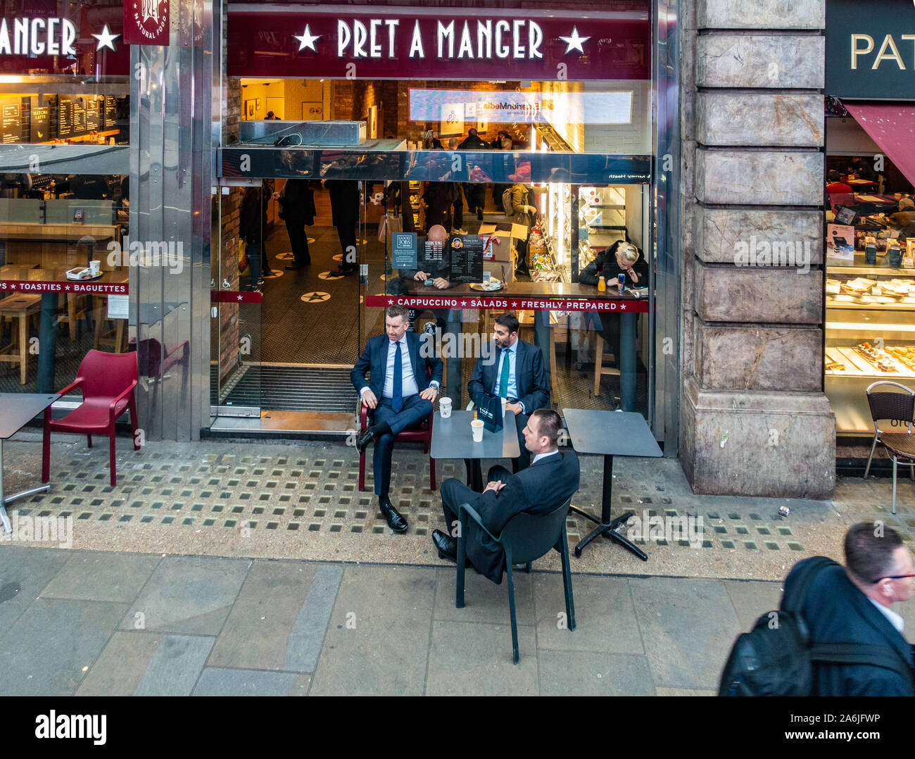 Crowded chain coffee shop exterior hi-res stock photography and images ...