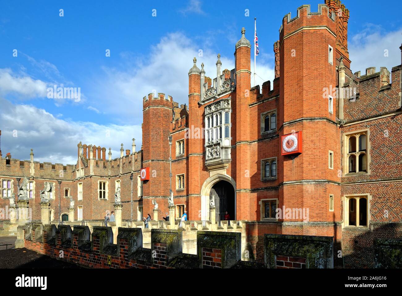Hampton court palace hi-res stock photography and images - Alamy