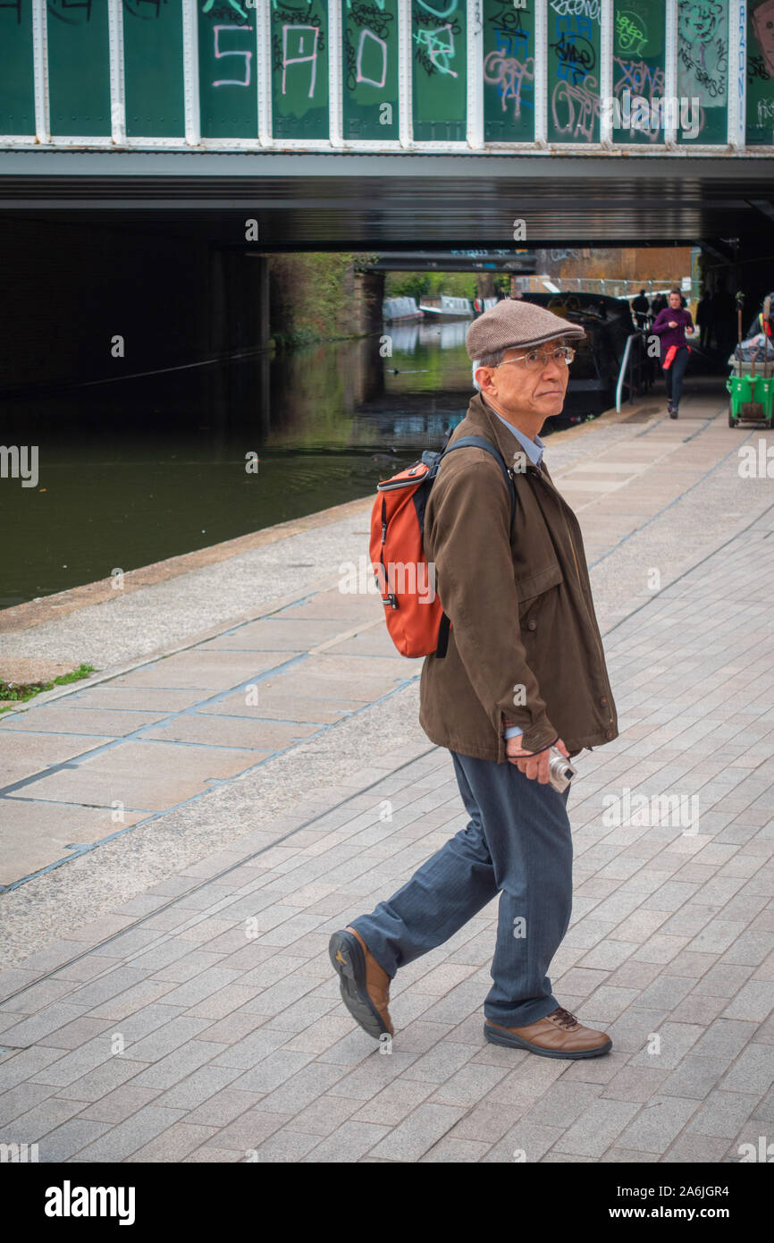 Chinese elderly man looking at hi-res stock photography and images - Alamy