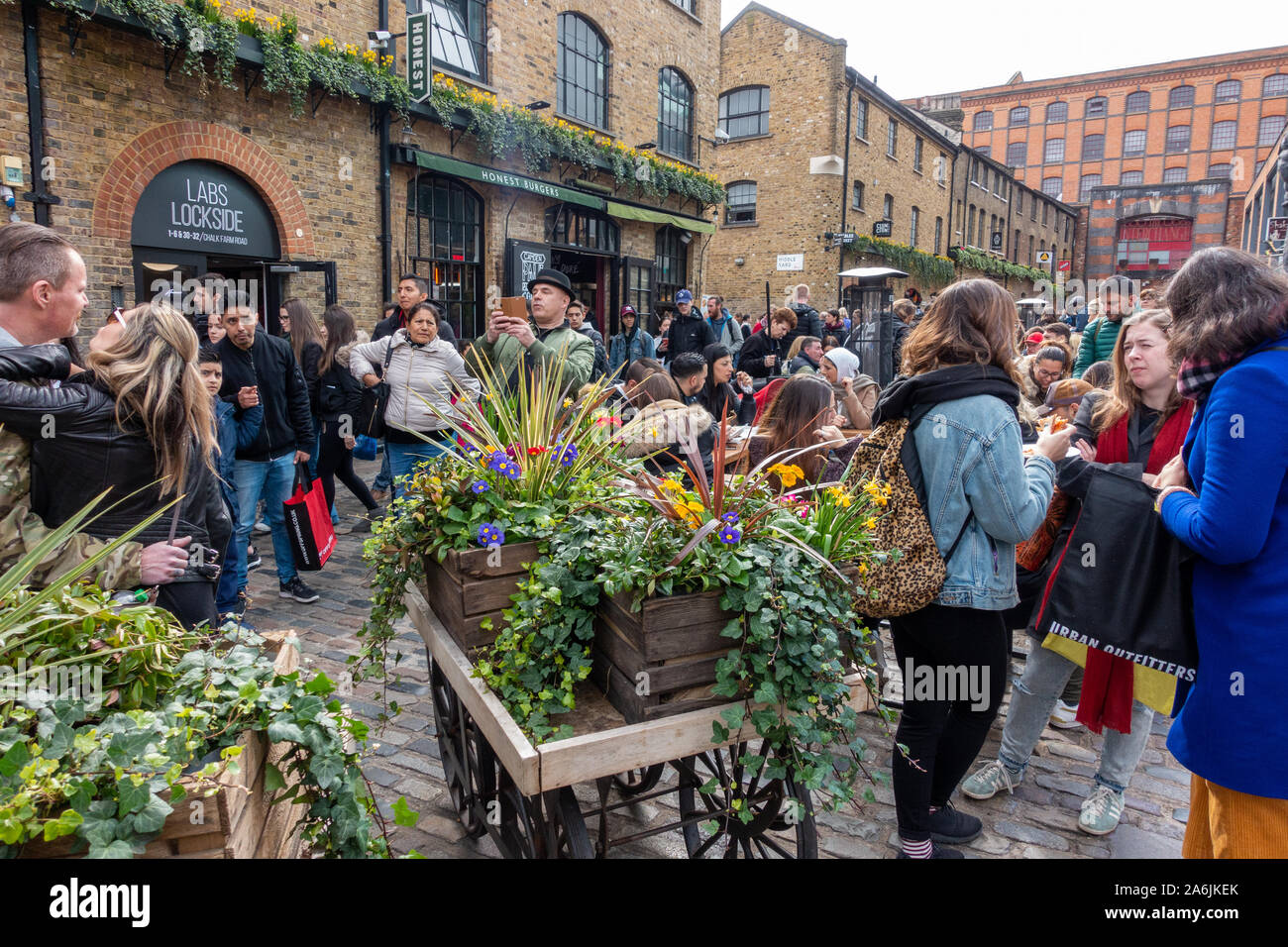 Snogging hi-res stock photography and images - Alamy