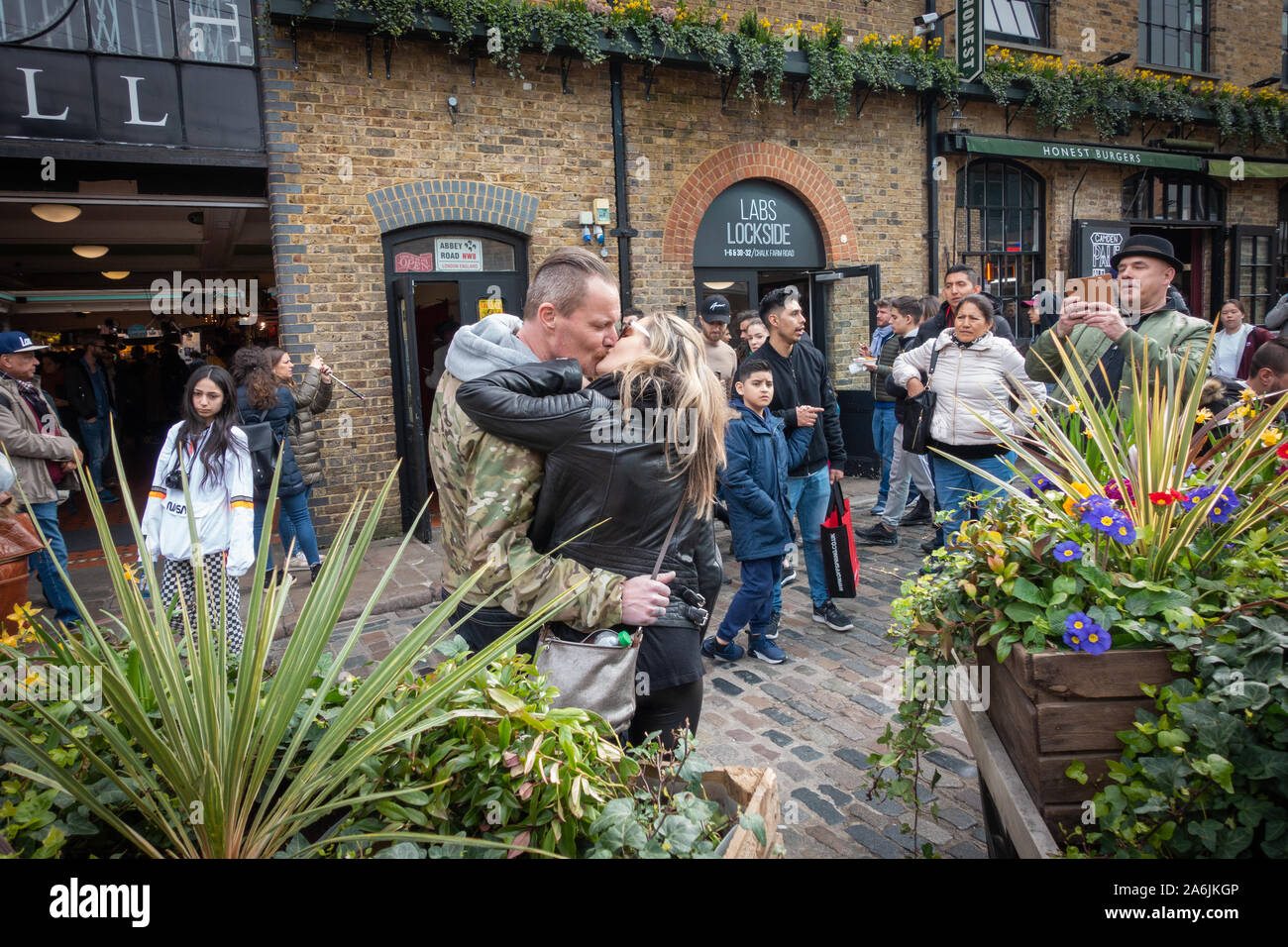 couple snogging in public Stock Photo - Alamy