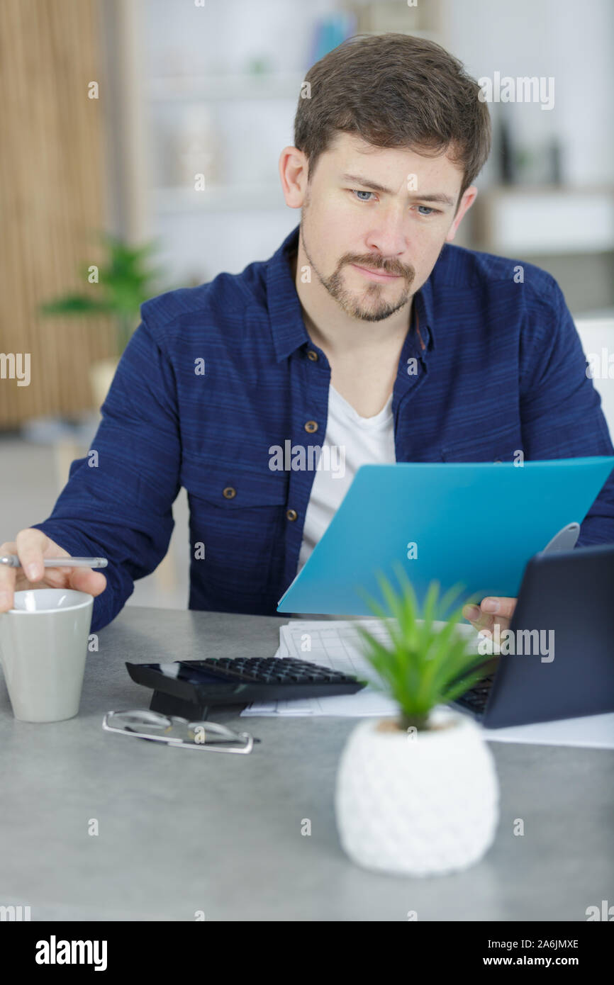 Reading a positive note hi-res stock photography and images - Alamy