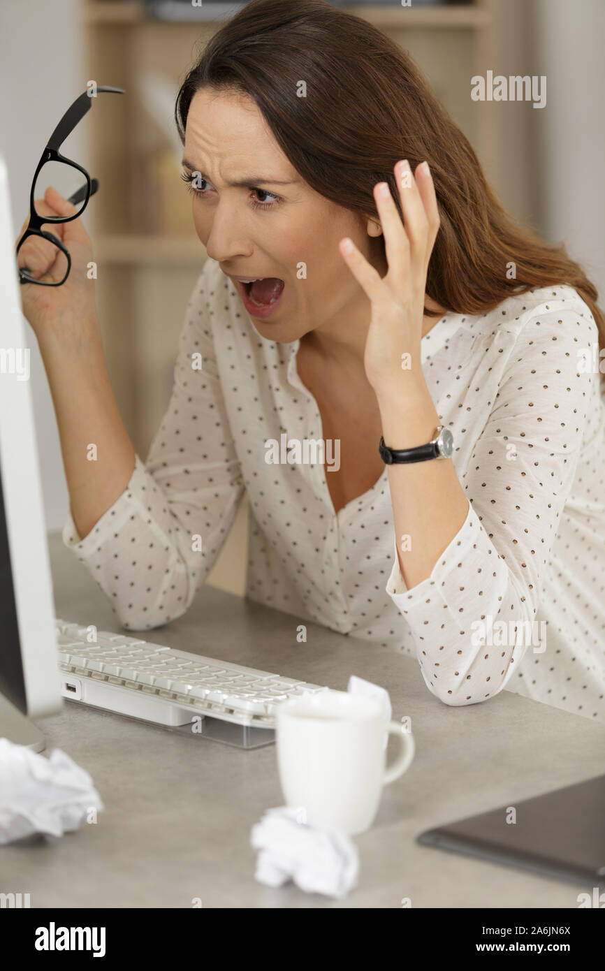 woman screaming in frustration at her computer Stock Photo - Alamy