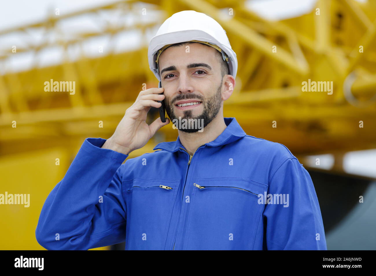 builder reporting to client on the phone Stock Photo - Alamy