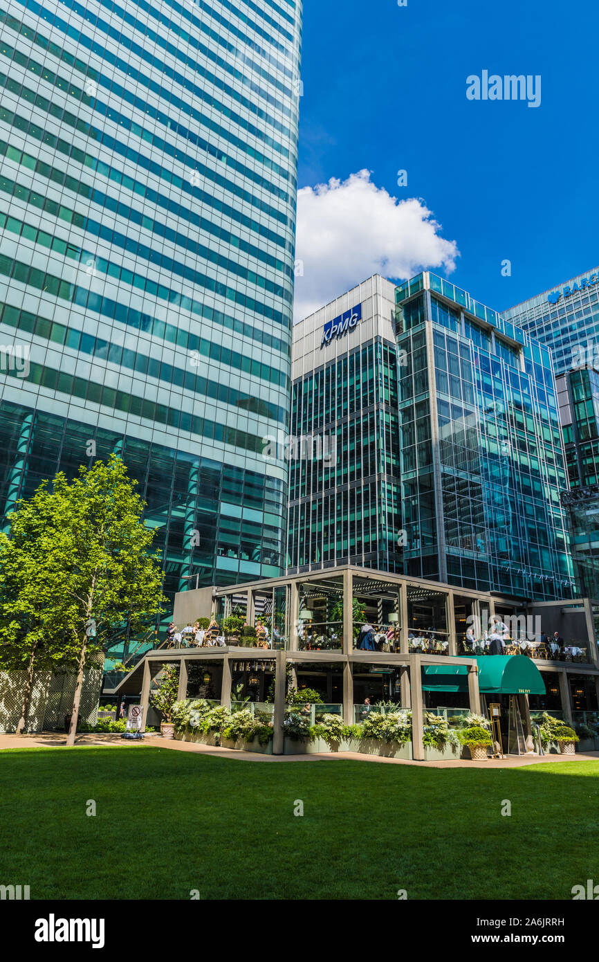 Kpmg canary wharf hi-res stock photography and images - Alamy