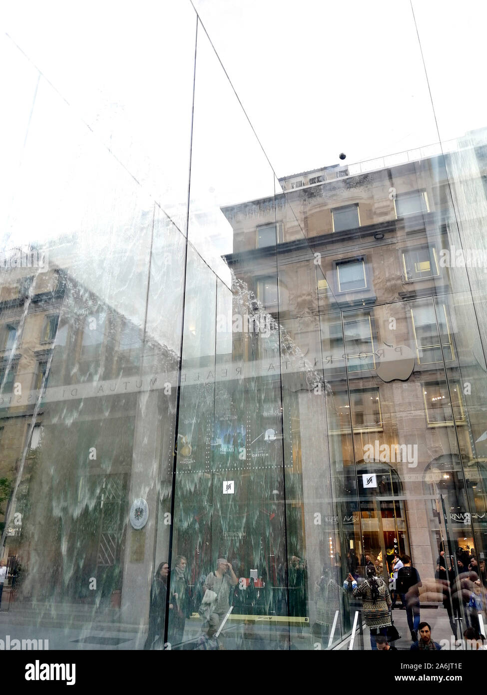 Aplle store hi-res stock photography and images - Alamy