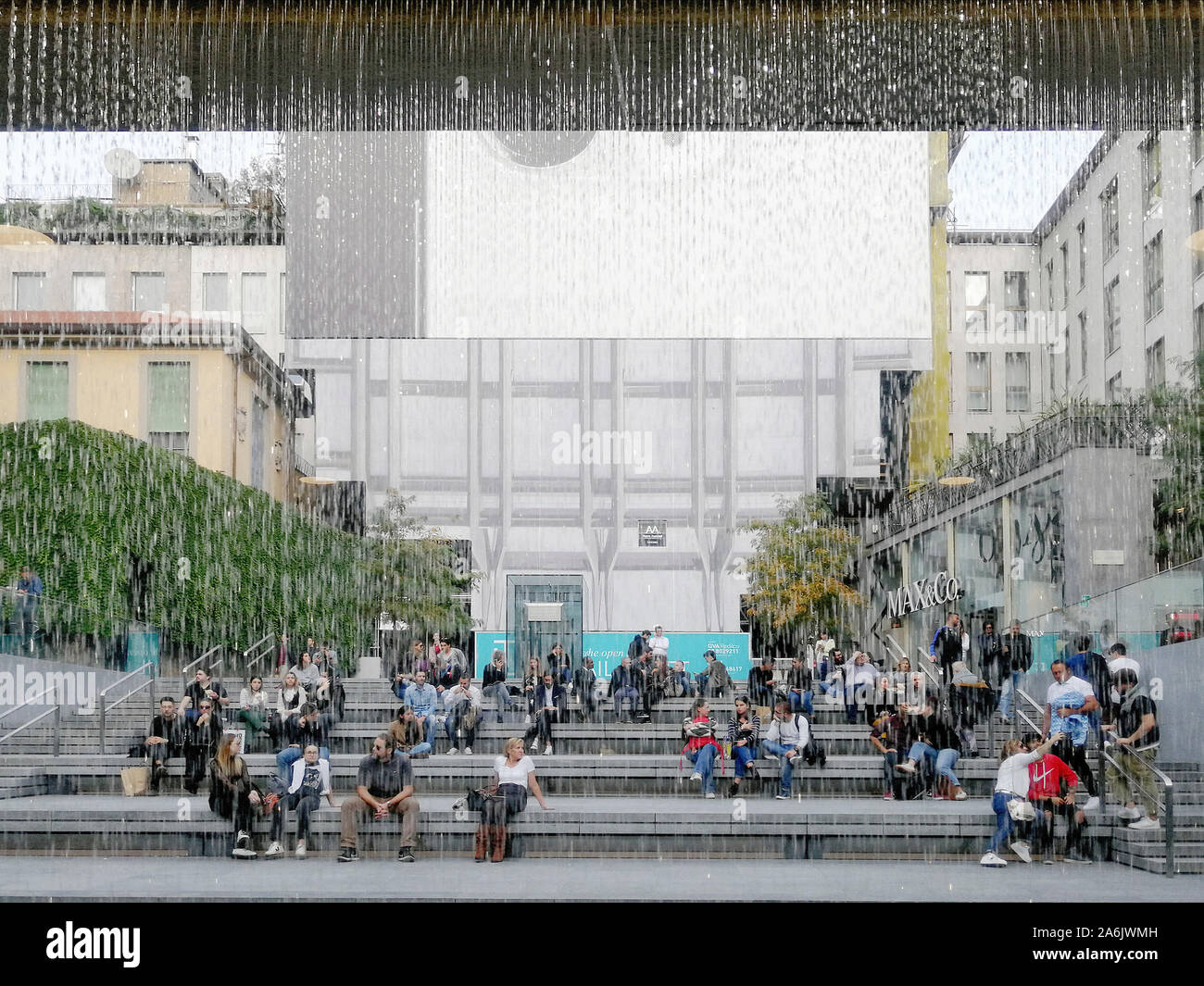 Milan apple store hi-res stock photography and images - Alamy