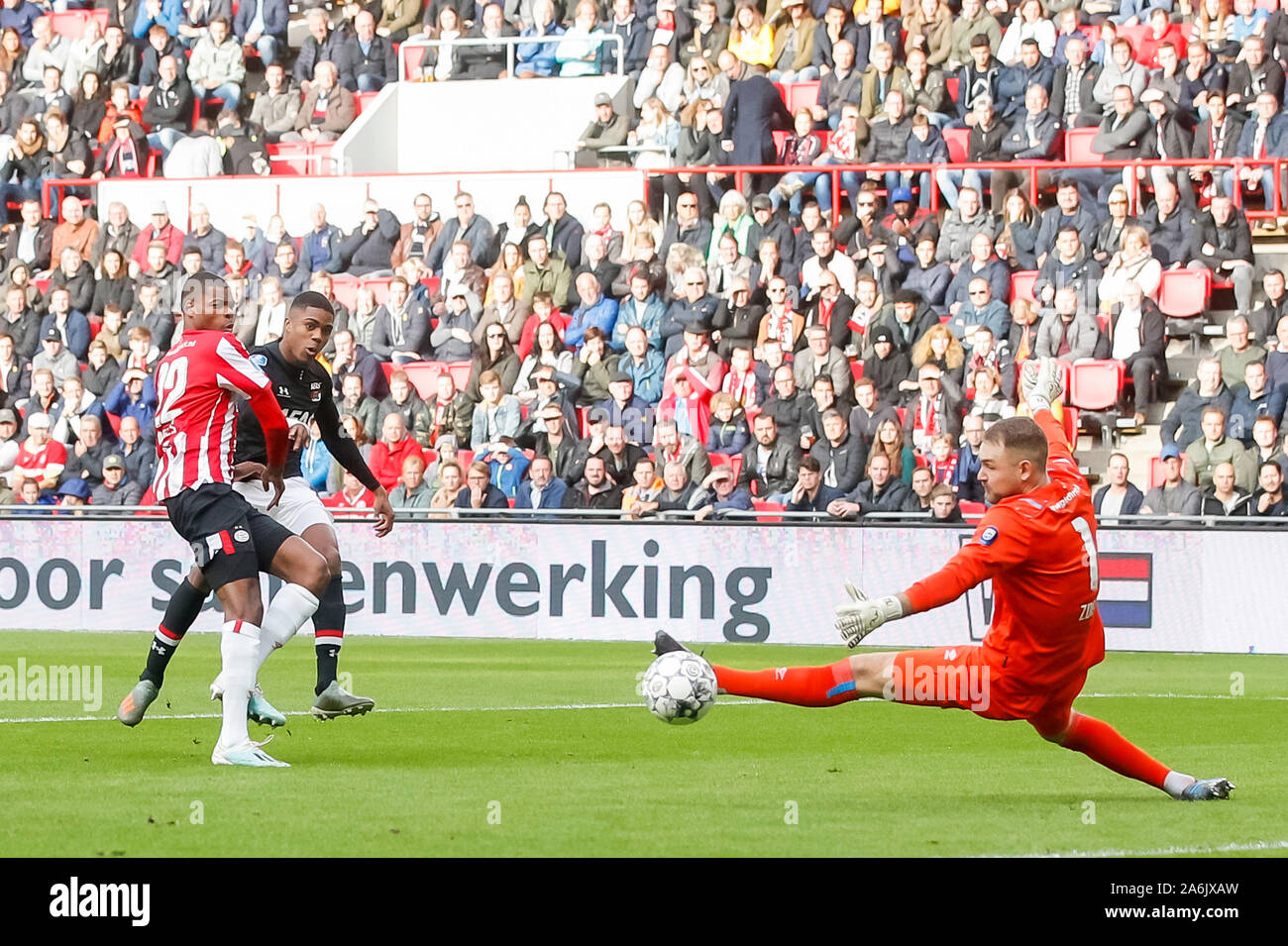 EINDHOVEN, PSV - AZ, USA. 27th Oct, 2019. football, Dutch Eredivisie ...