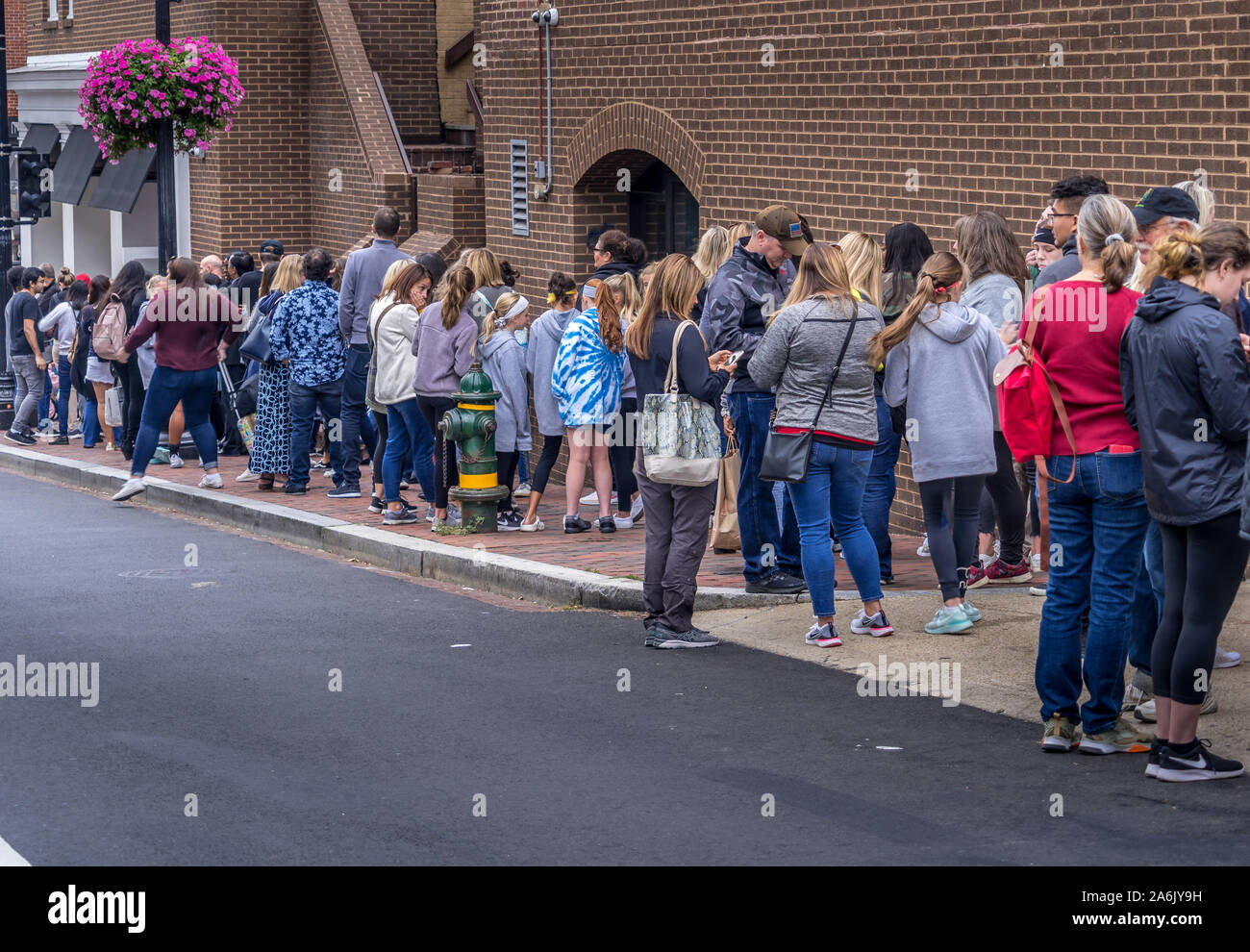 Upper class people walking hi-res stock photography and images - Alamy