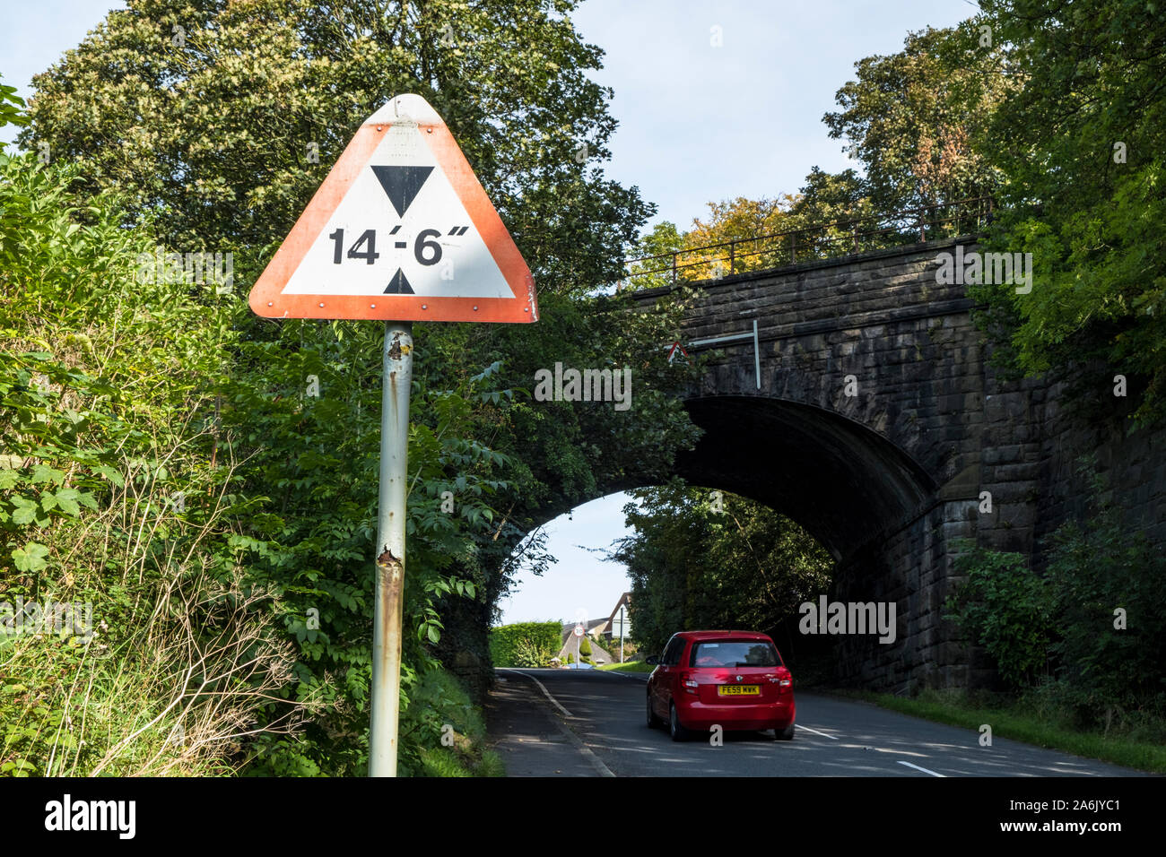 Height restriction sign hi-res stock photography and images - Alamy