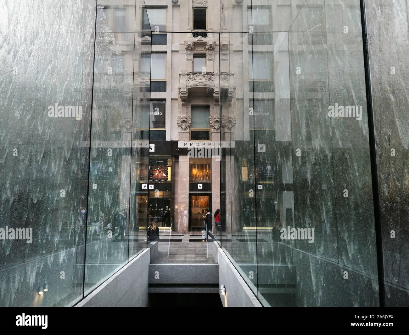 Aplle store hi-res stock photography and images - Alamy