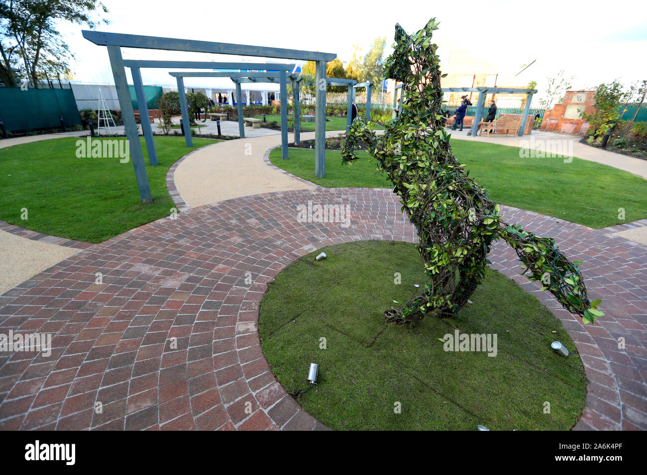 An fox sculpture at the Vichai Srivaddhanaprabha Memorial Garden, Leicester Stock Photo - Alamy