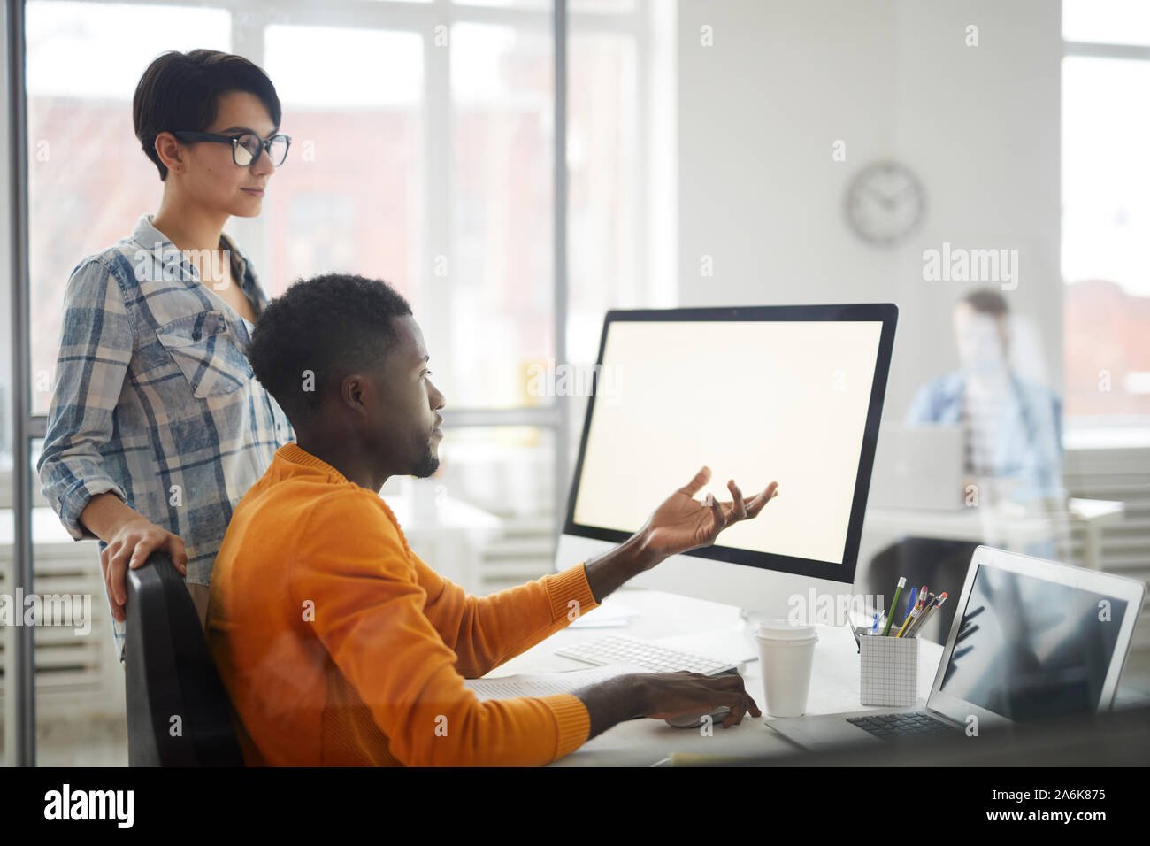 Cop using computer hi-res stock photography and images - Alamy