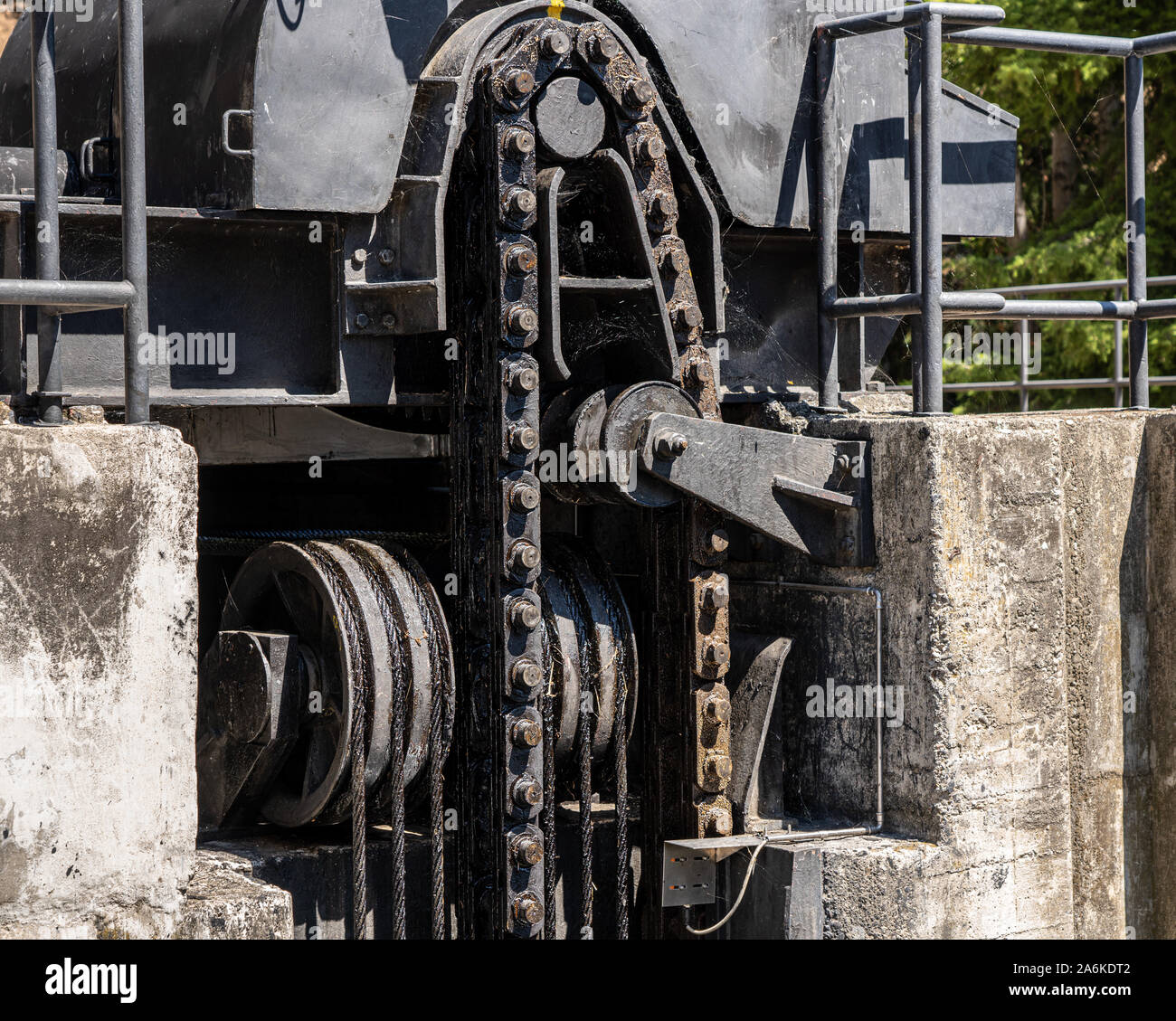 Powerful gears and chains to raise the lock gates at the Barragem do ...