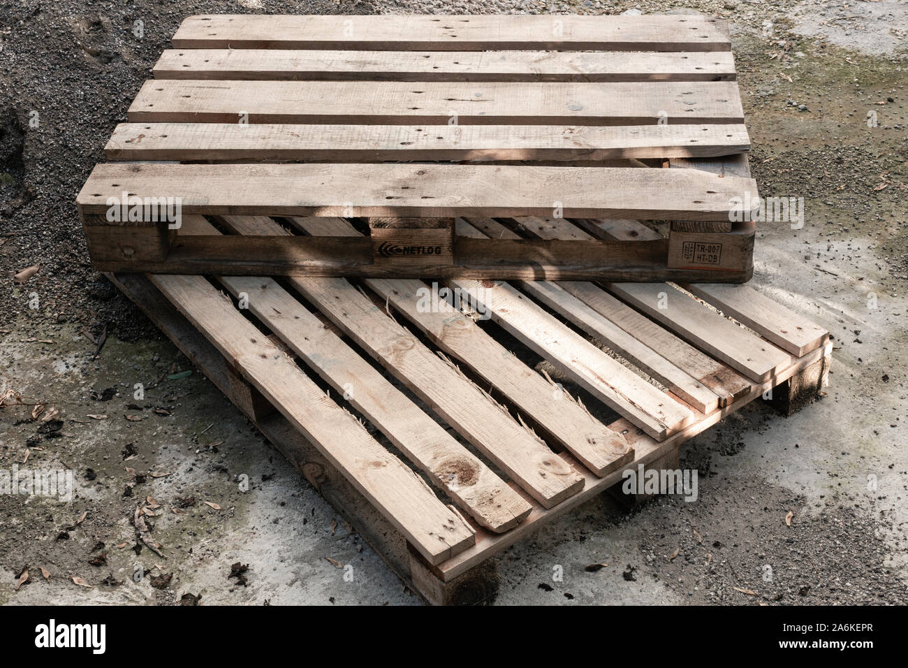 Move pallets hi-res stock photography and images - Alamy