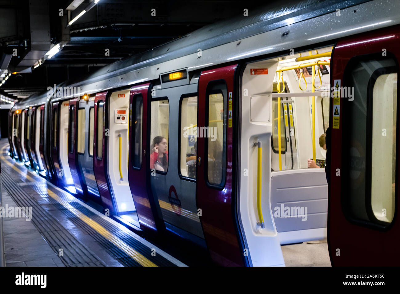 London tube hi-res stock photography and images - Alamy