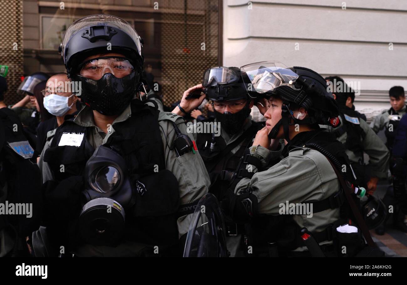 Hong Kong, China. 27th Oct, 2019. Riot Police putting on a protective ...