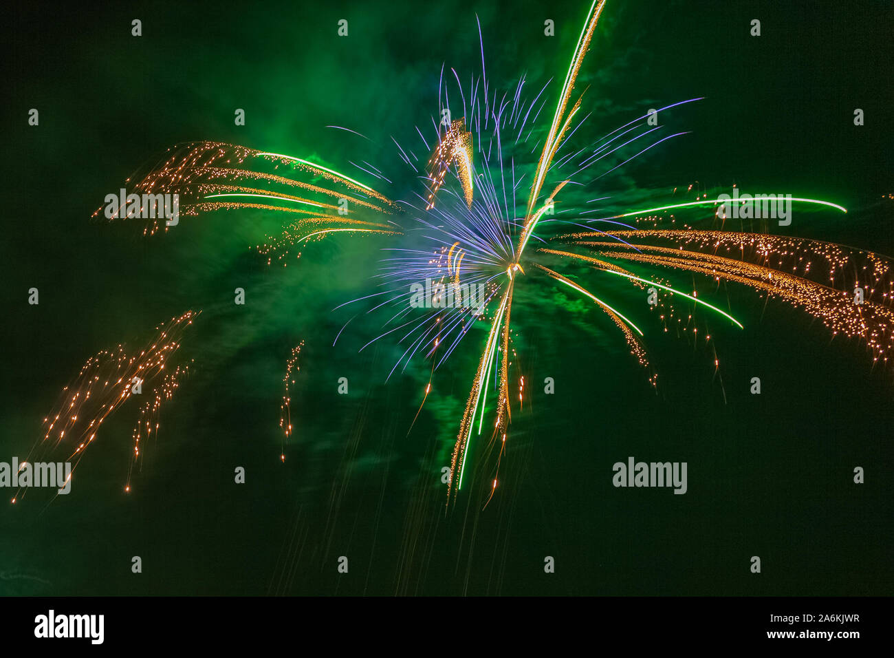 Multi burst fireworks hi-res stock photography and images - Alamy