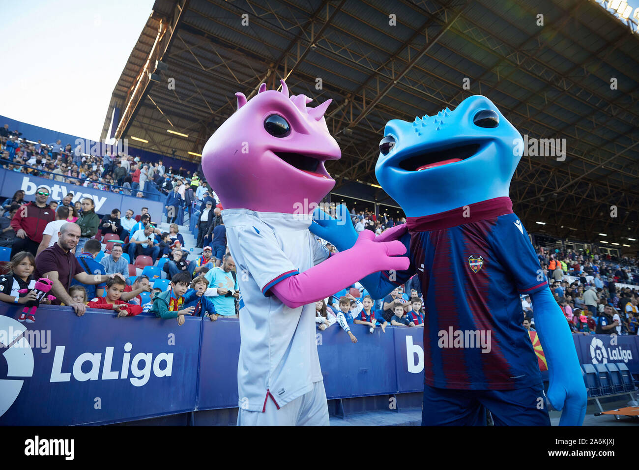 Mascots cheering hi-res stock photography and images - Alamy