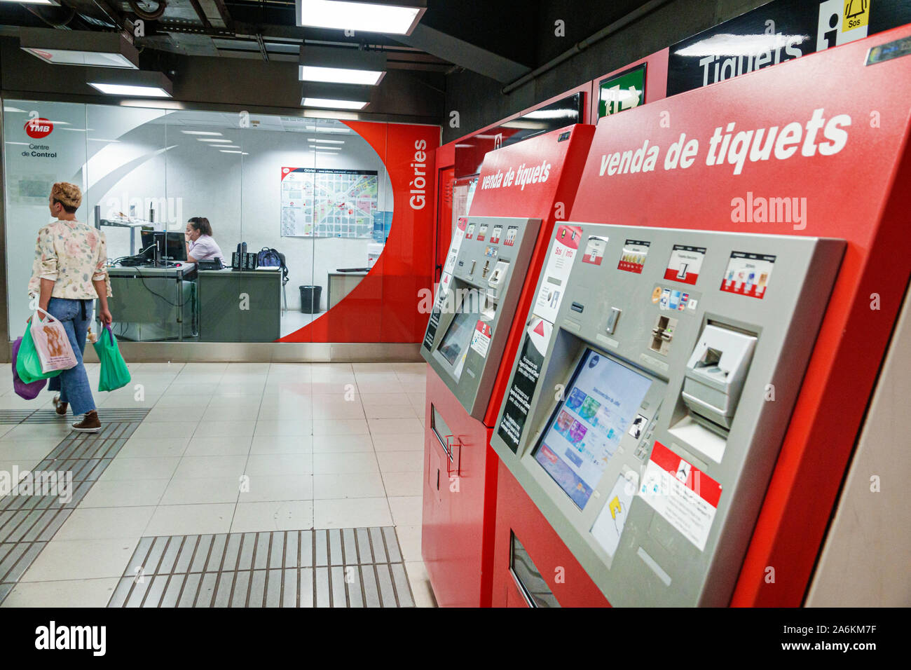 Using Vending Machines High Resolution Stock Photography and Images - Alamy