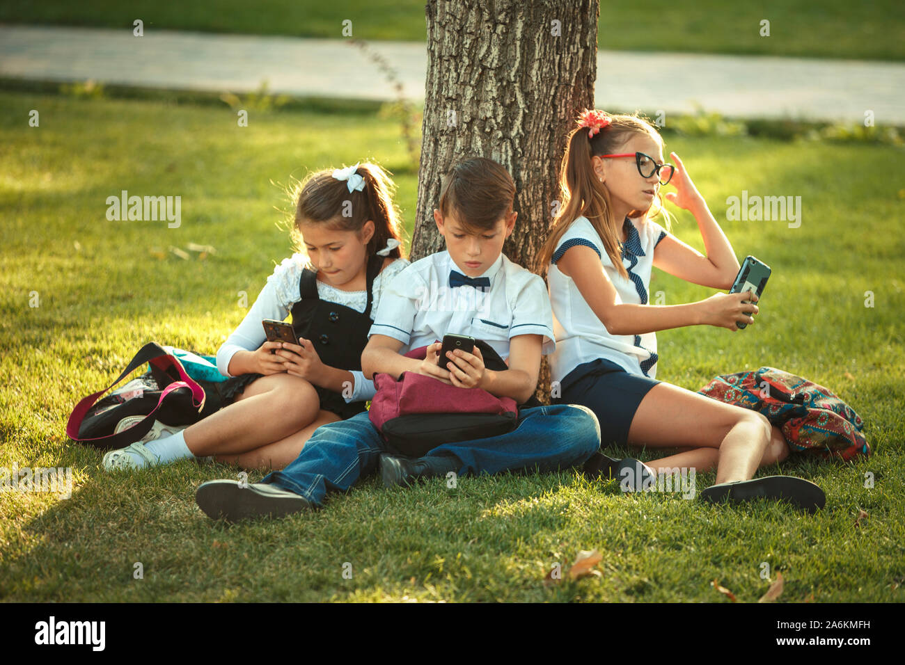 African school under tree hi-res stock photography and images - Alamy