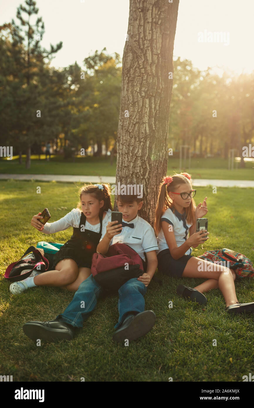 African school under tree hi-res stock photography and images - Alamy