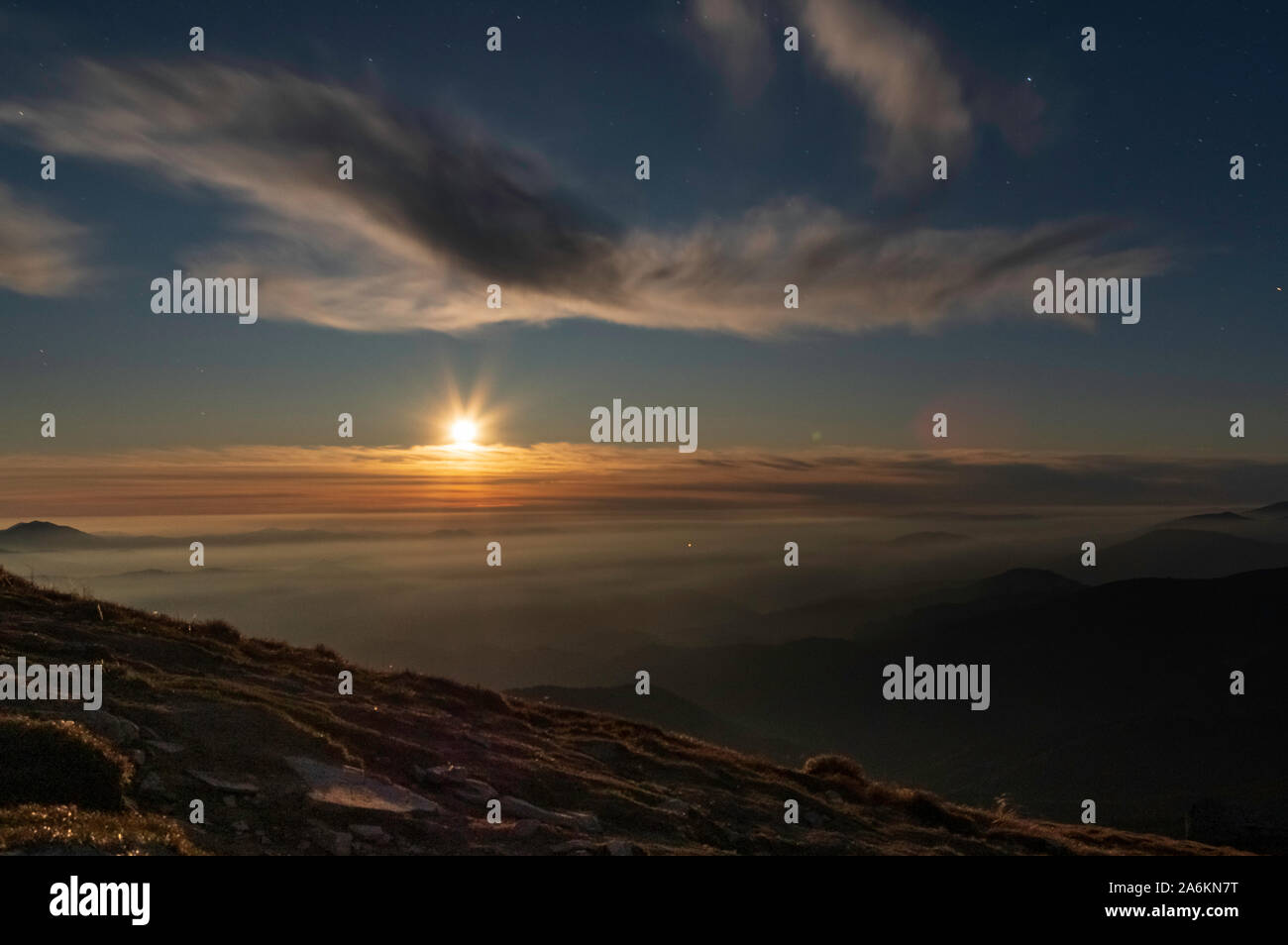 Sun setting behind peaks hi-res stock photography and images - Alamy