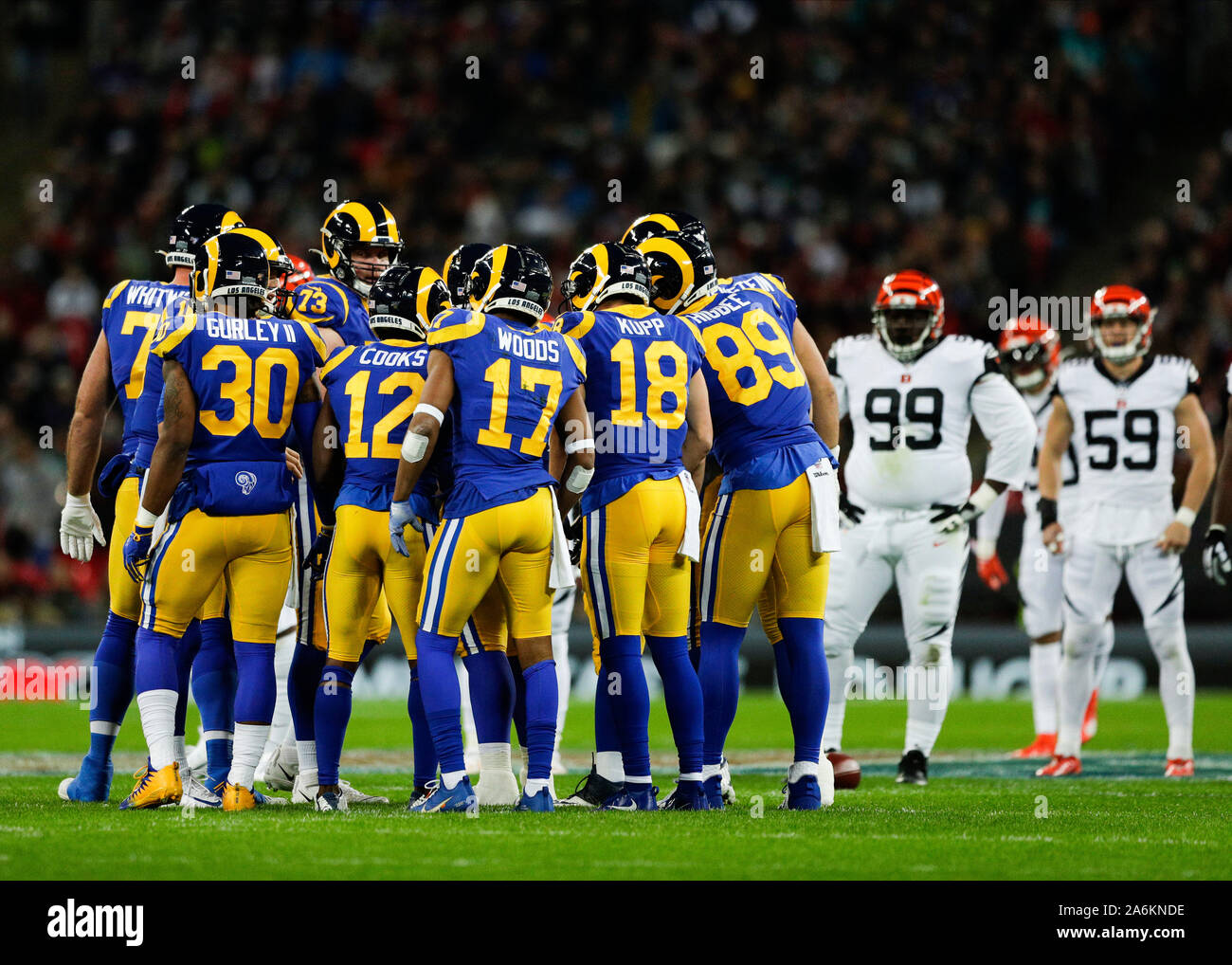 Nfl rams huddle hi-res stock photography and images - Alamy